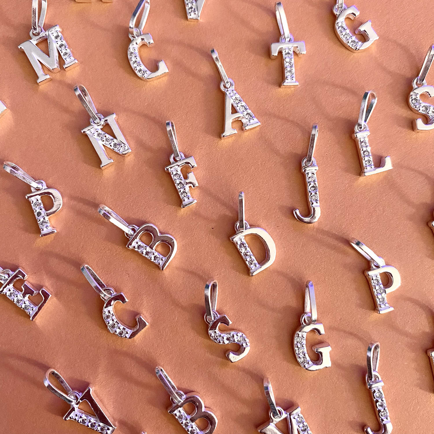 Dije letra con circonias - IMMA. Accesorios hechos a mano en Uruguay